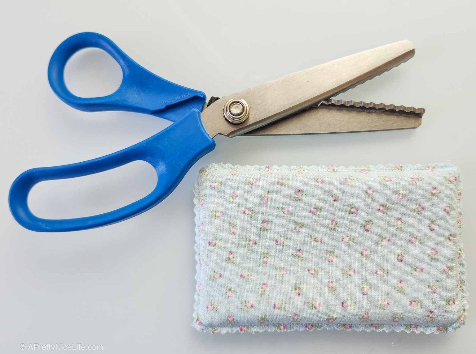 How to sew a fabric pocket tissue holder - A Pretty Nice Life