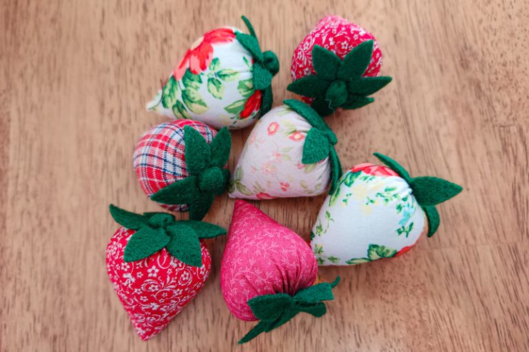 Fabric strawberry pattern easy tutorial - A Pretty Nice Life