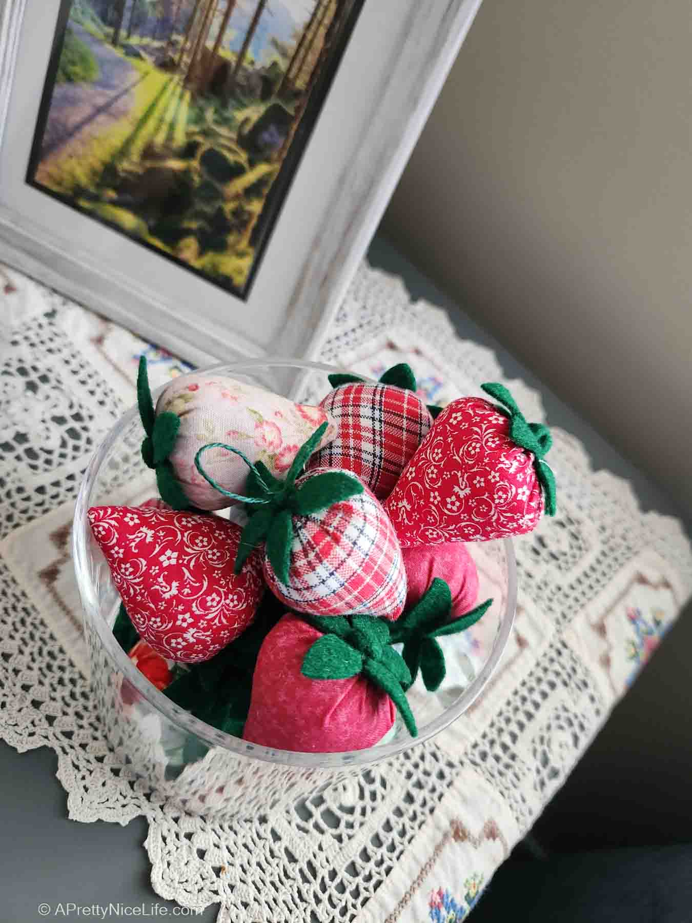 Fabric strawberry pattern easy tutorial - A Pretty Nice Life