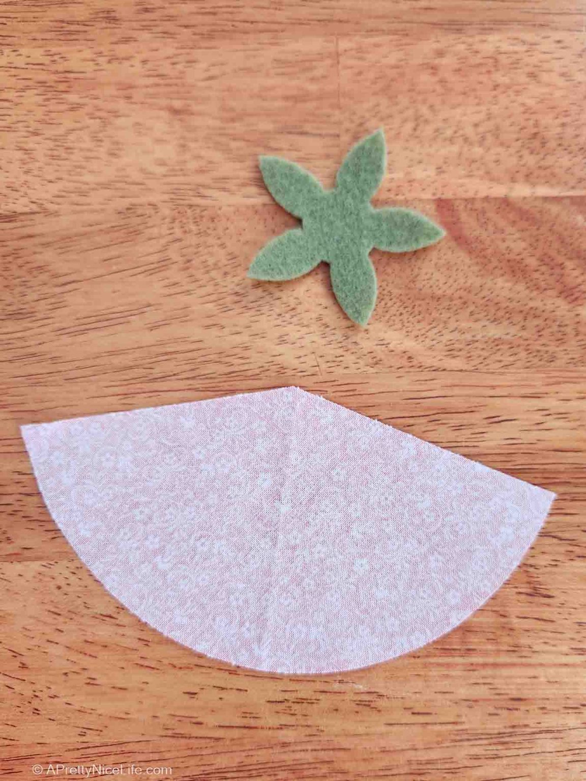 Fabric strawberry pattern easy tutorial - A Pretty Nice Life