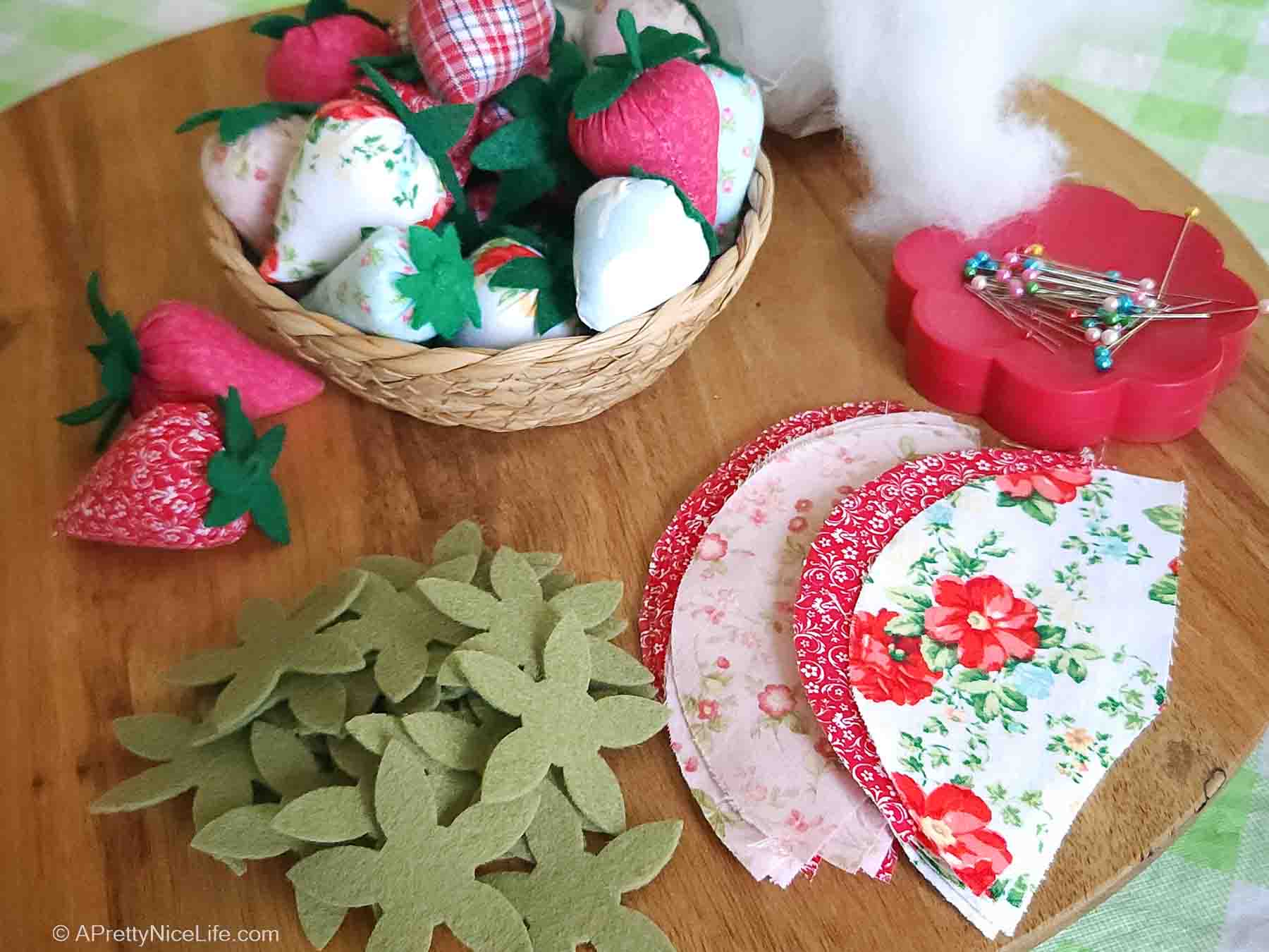 Fabric strawberry pattern easy tutorial - A Pretty Nice Life
