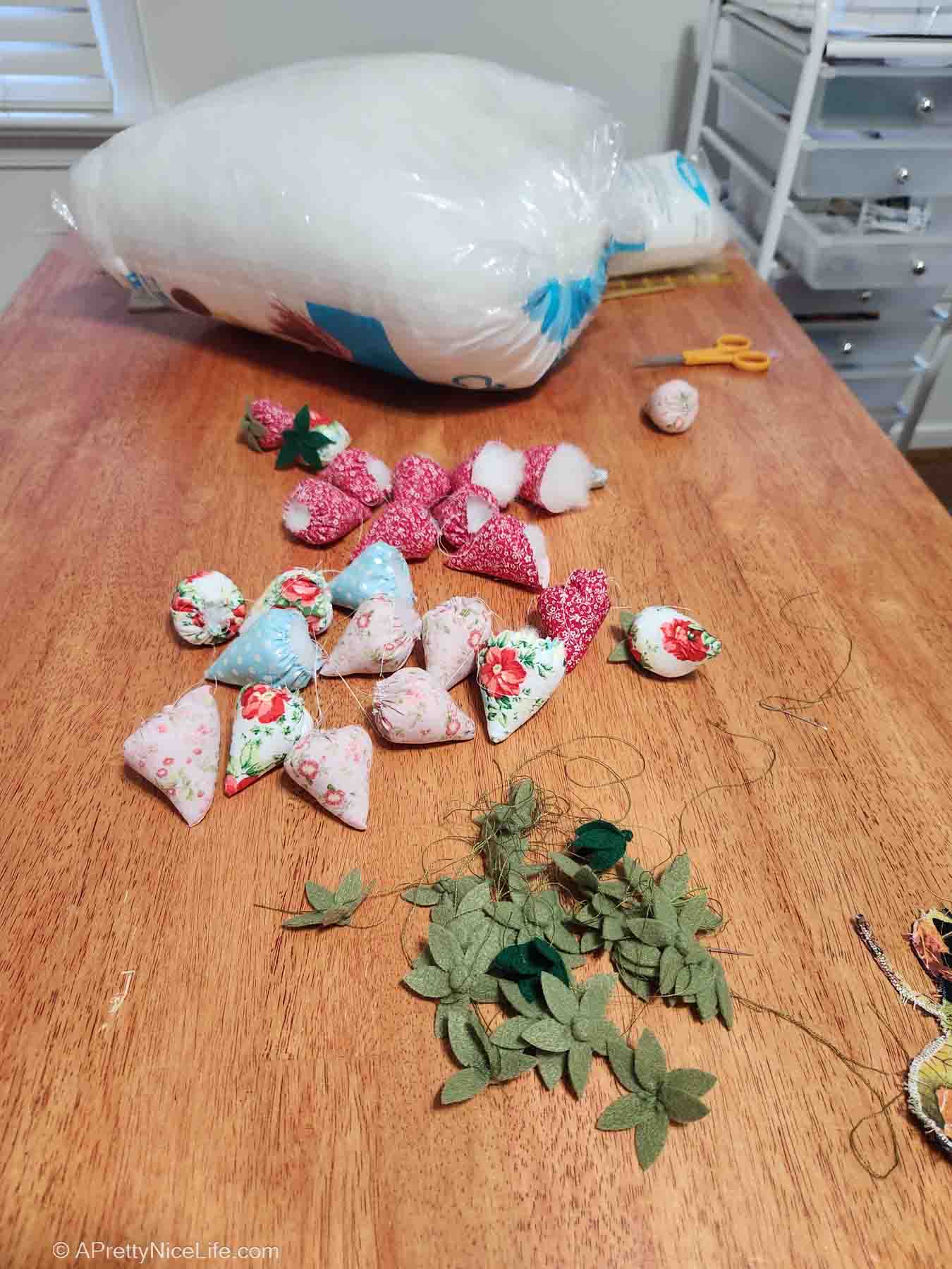 Fabric strawberry pattern easy tutorial - A Pretty Nice Life