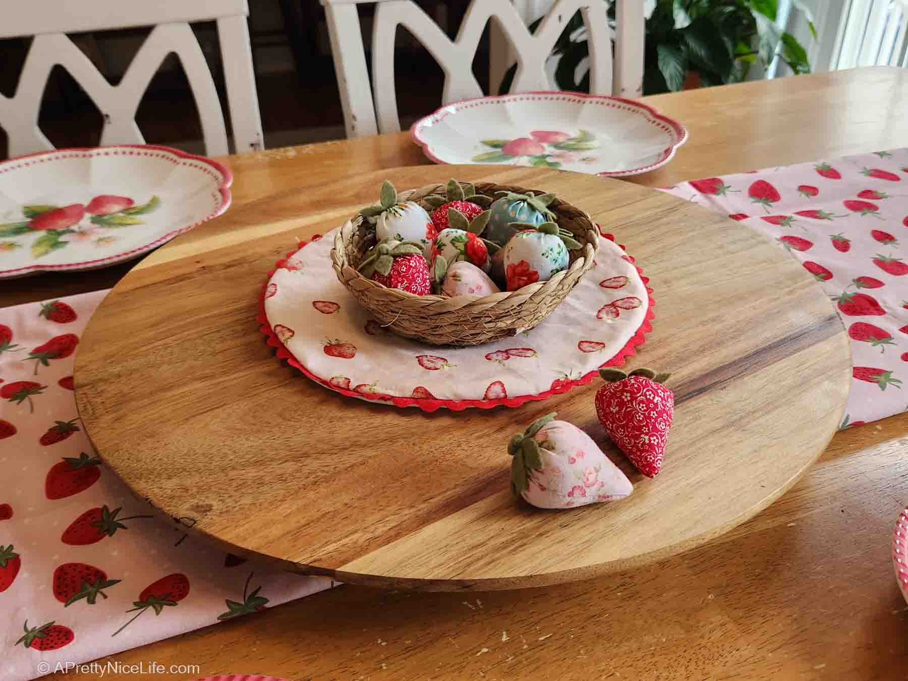 Fabric strawberry pattern easy tutorial - A Pretty Nice Life