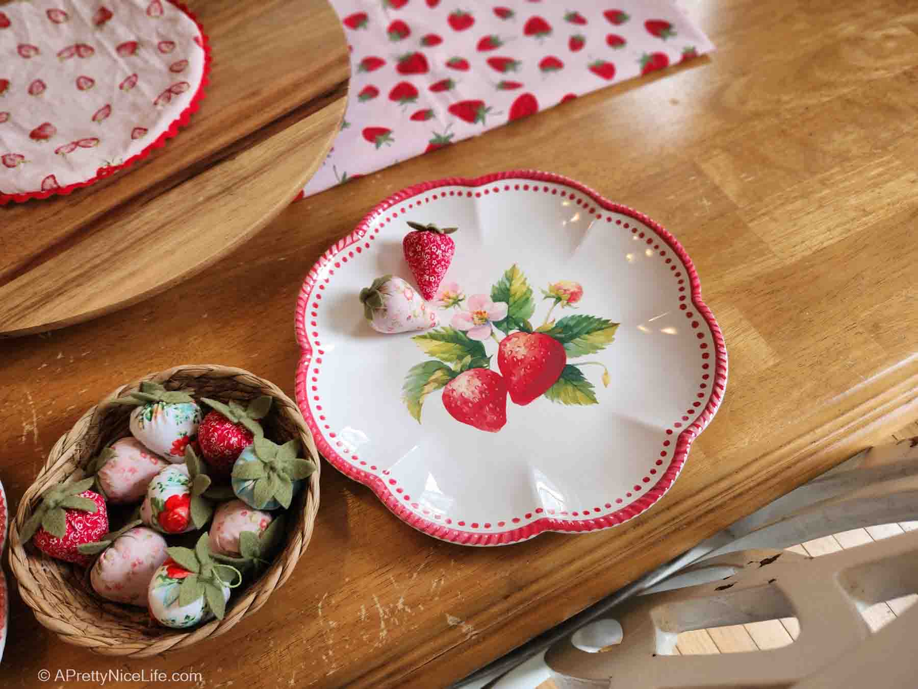 Fabric strawberry pattern easy tutorial - A Pretty Nice Life