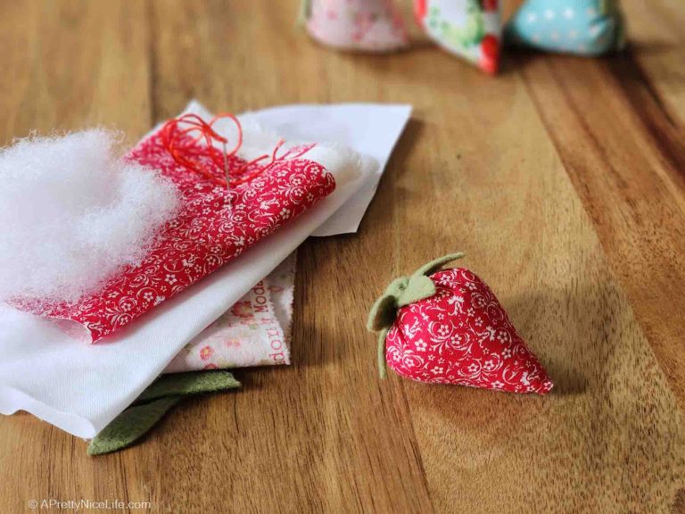 Fabric strawberry pattern easy tutorial - A Pretty Nice Life