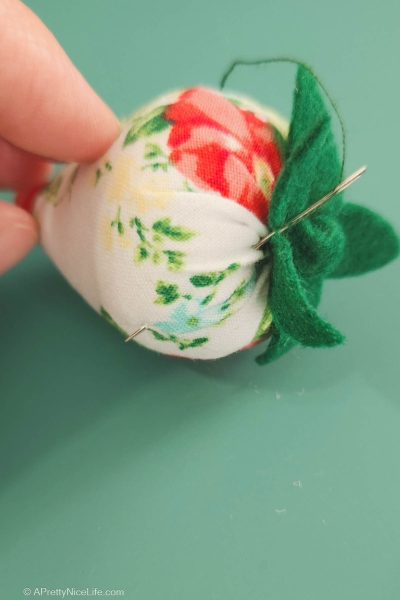 Fabric strawberry pattern easy tutorial - A Pretty Nice Life